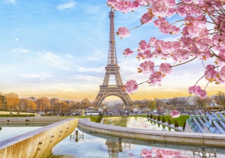 Tháp Eiffel - Biểu tượng nổi tiếng của Paris nước Pháp